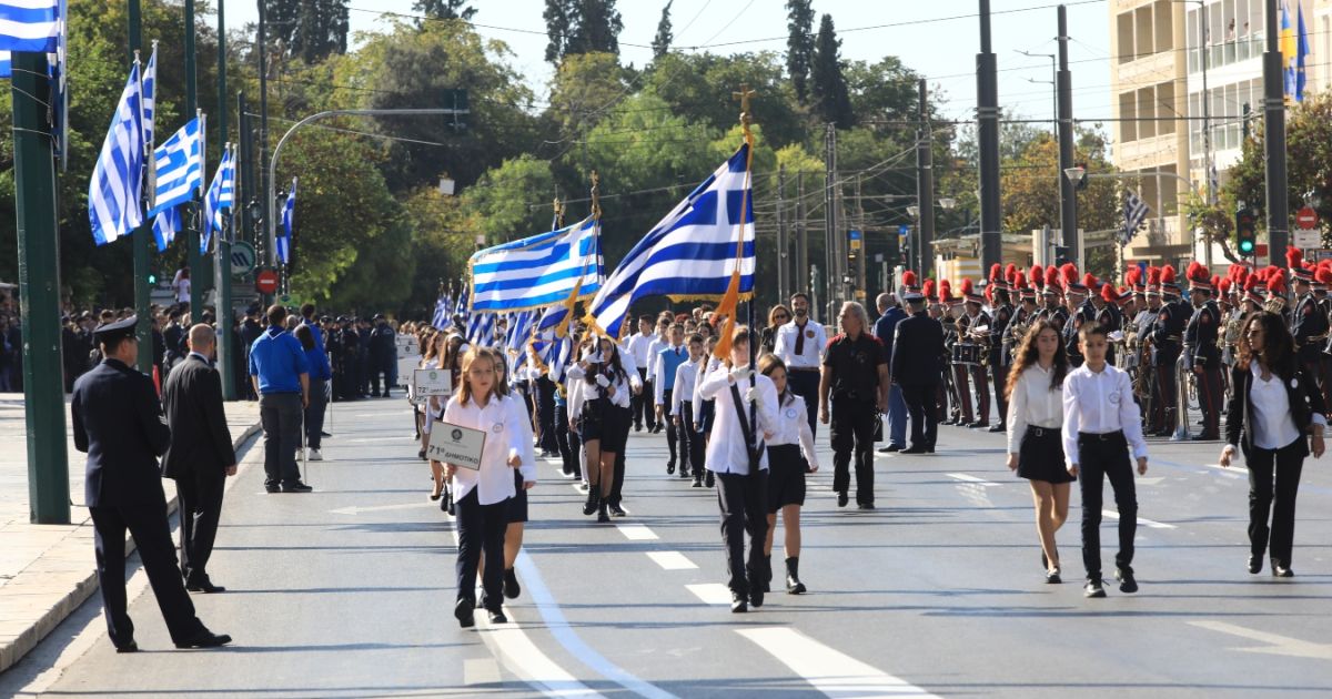 Πλήθος κόσμου στην μαθητική παρέλαση στην Αθήνα για την επέτειο της ...