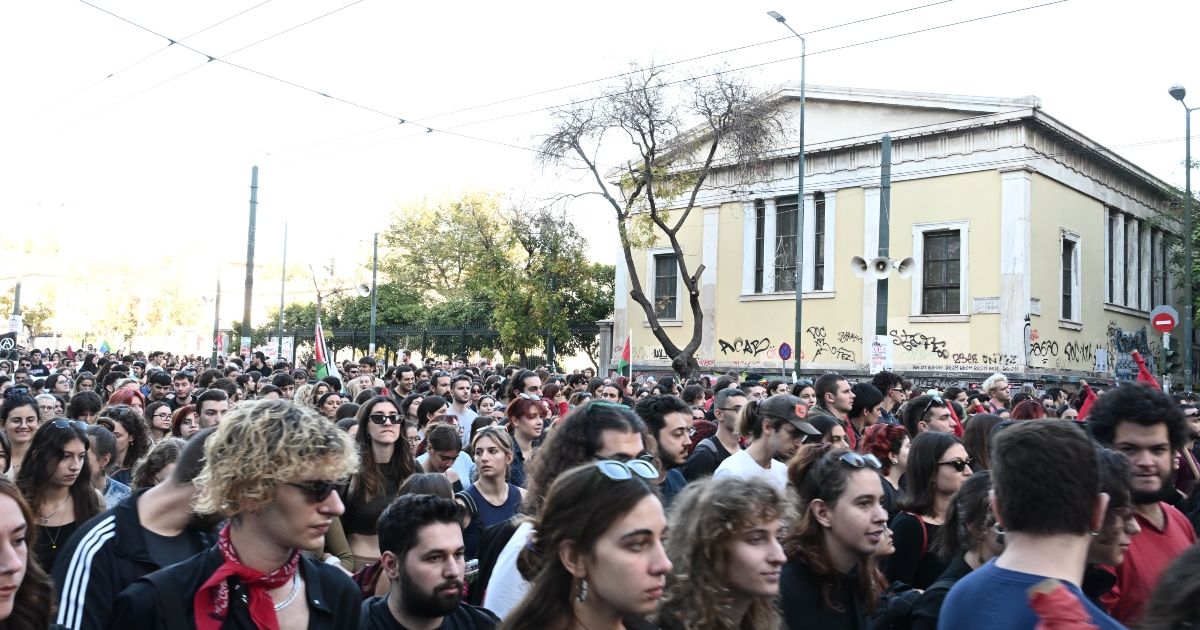 Σε εξέλιξη η καθιερωμένη πορεία για την εξέγερση του Πολυτεχνείου ...
