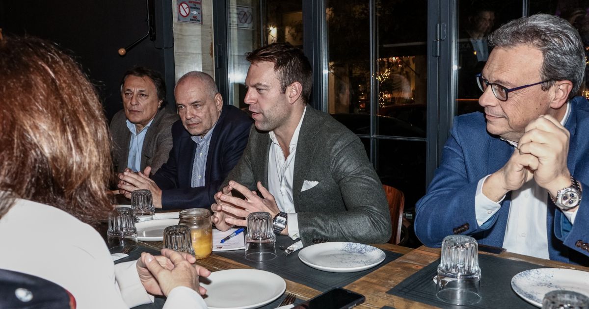 Στέφανος Κασσελάκης: Βραδινή έξοδος στο Παγκράτι με βουλευτές του ...