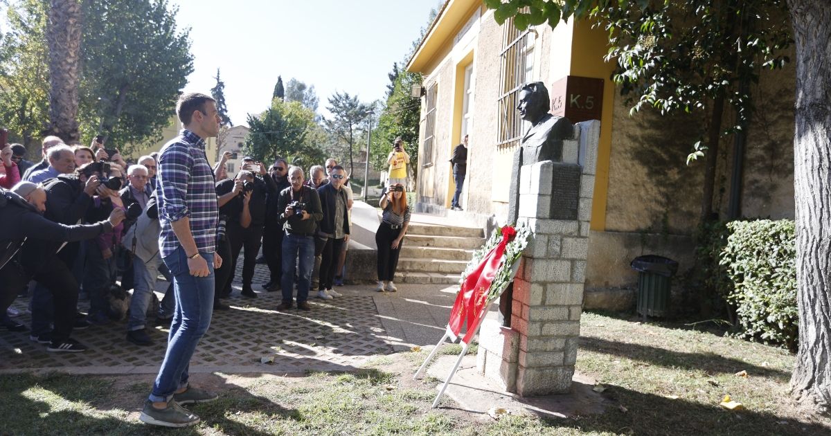 Στέφανος Κασσελάκης: Κατέθεσε στεφάνι στο μνημείο ΕΑΤ-ΕΣΑ [vid ...