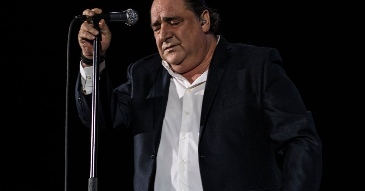 Βασίλης Καρράς: Σε λαϊκό προσκύνημα η σορός του κορυφαίου τραγουδιστή ...