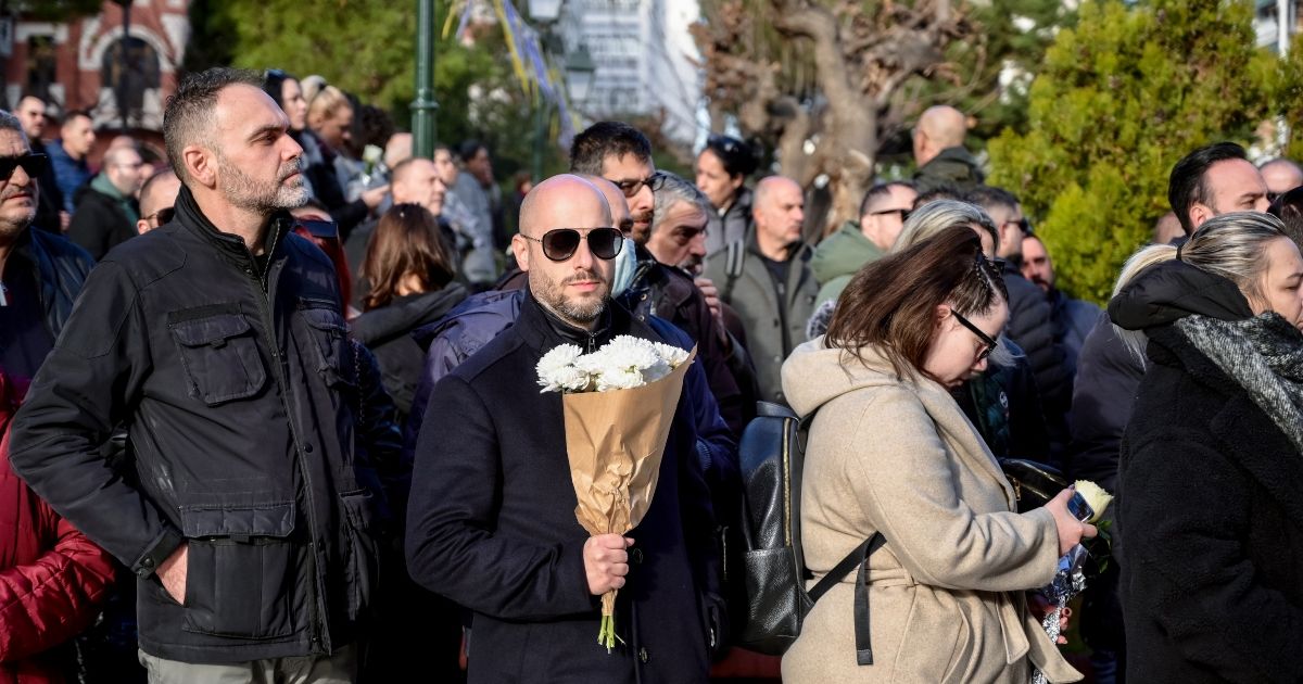 Βασίλης Καρράς: Παρατείνεται το λαϊκό προσκύνημα για τον σπουδαίο ...