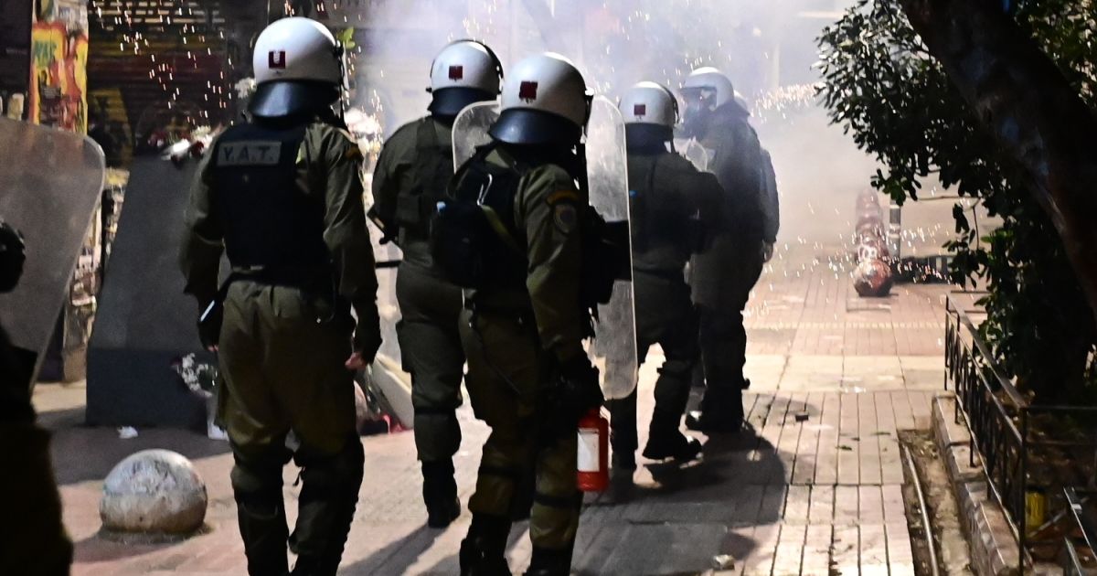 Επέτειος δολοφονίας Γρηγορόπουλου: Φωτιές και μολότοφ στα Εξάρχεια ...