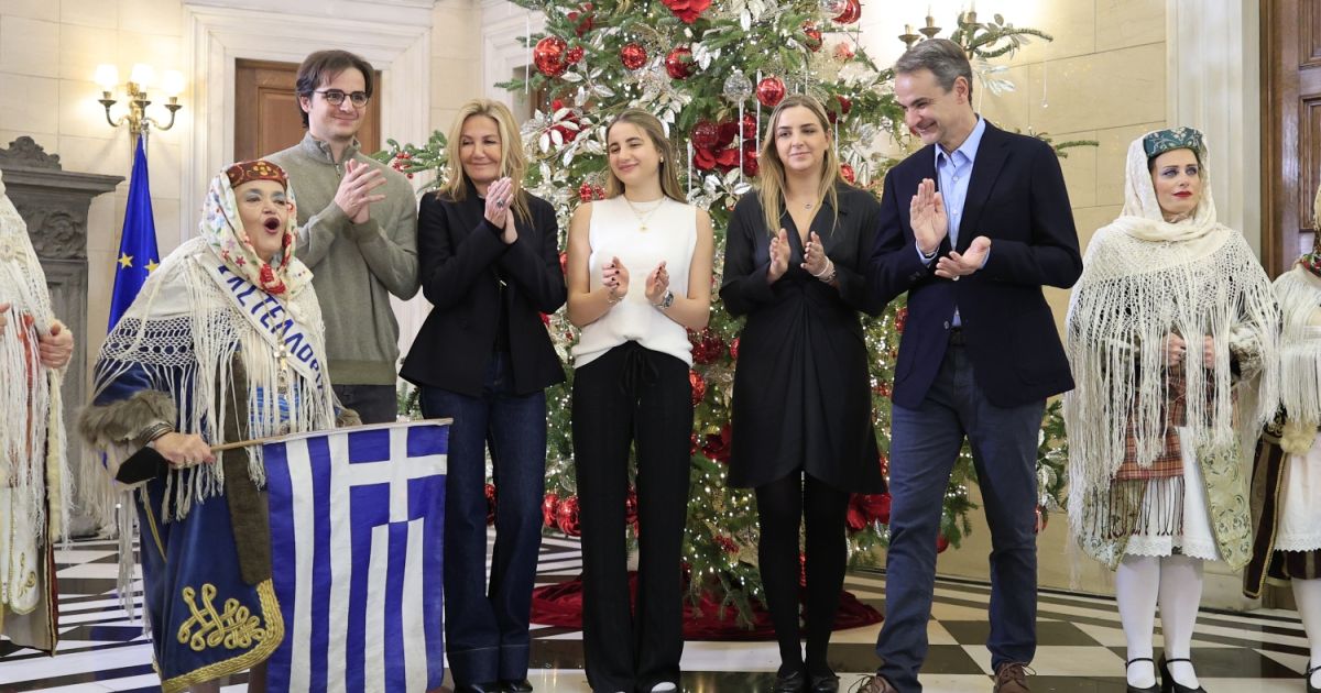 Μητσοτάκης: Άκουσε με την οικογένειά του χριστουγεννιάτικα κάλαντα από ...