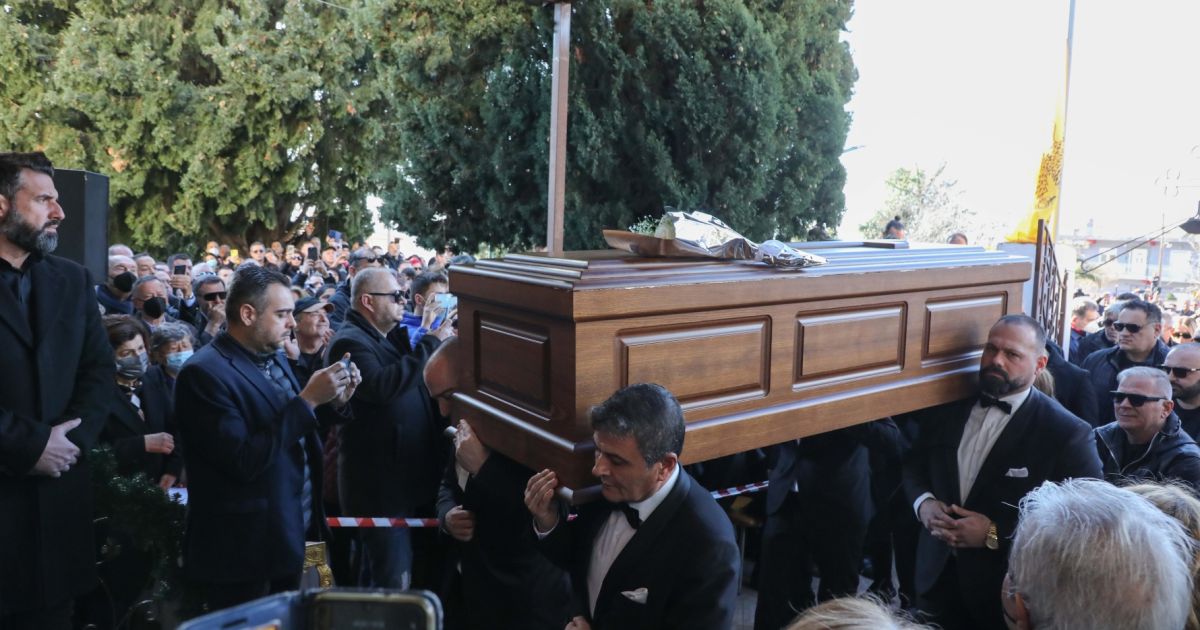 Βασίλης Καρράς: Πλήθος κόσμου στο τελευταίο αντίο για τον λαϊκό ...