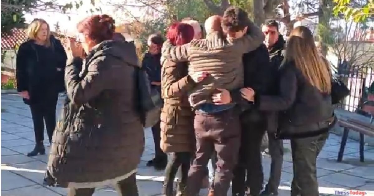 Θρήνος στην κηδεία της 50χρονης που κατασπαράχθηκε από σκυλιά: «Δε θα ...