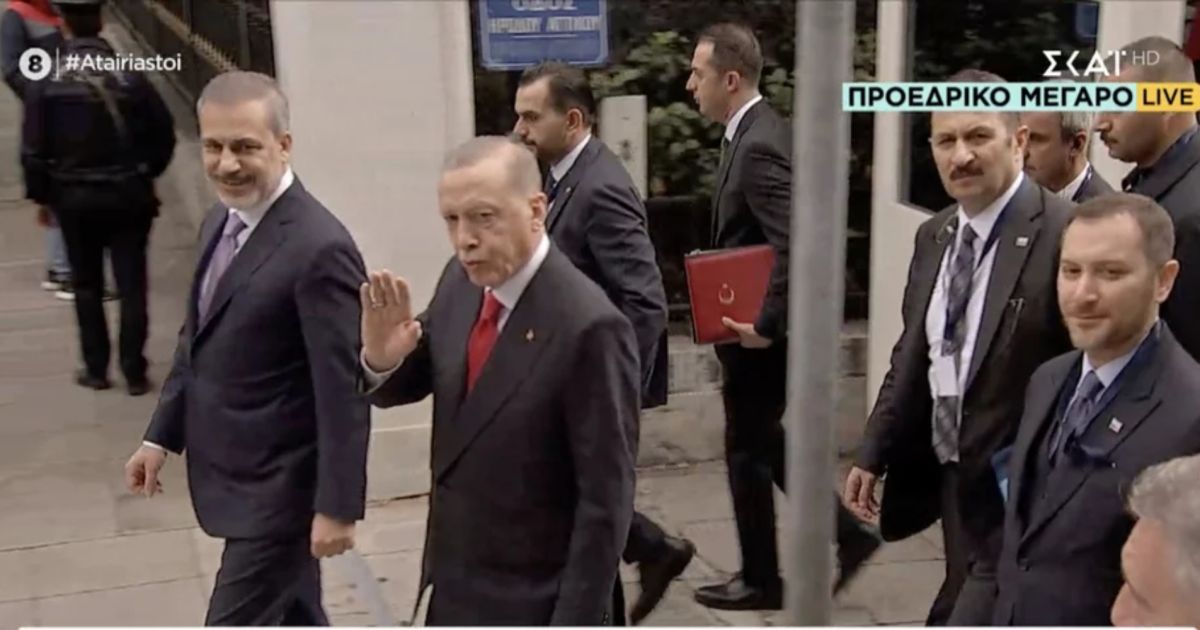 Η στιγμή που ο Ερντογάν κοντοστάθηκε για να μιλήσει με τον δημοσιογράφο ...