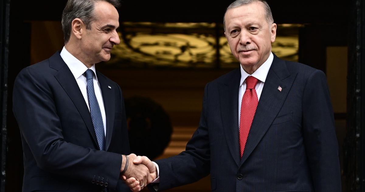 Σε ''θερμό'' κλίμα η συνάντηση Ερντογάν - Μητσοτάκη: Χειραψίες και ...