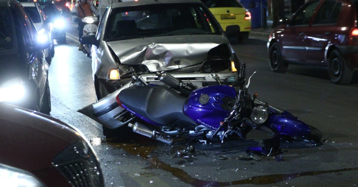 Σοκαριστικές εικόνες από τα δύο τροχαία μέσα σε λίγες ώρες με τέσσερις ...
