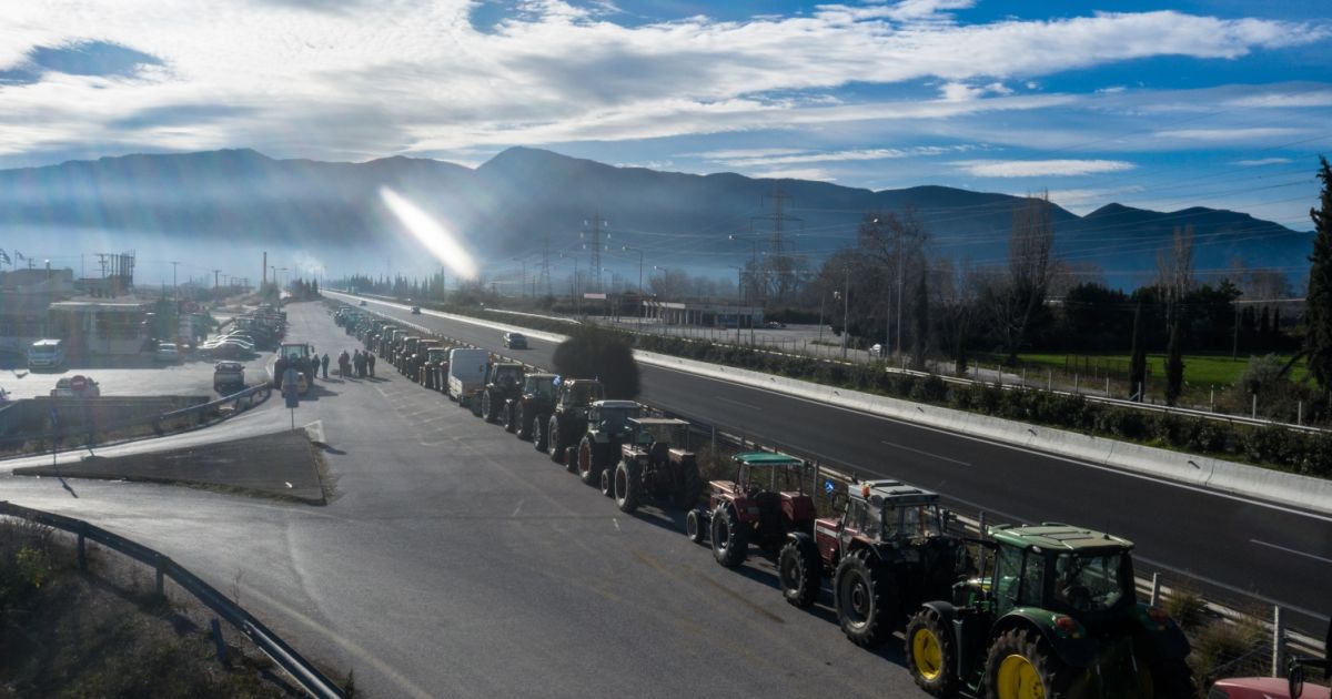 Έφτασαν τα τρακτέρ στην πλατεία της Λάρισας - Εν αναμονή της σύσκεψης ...