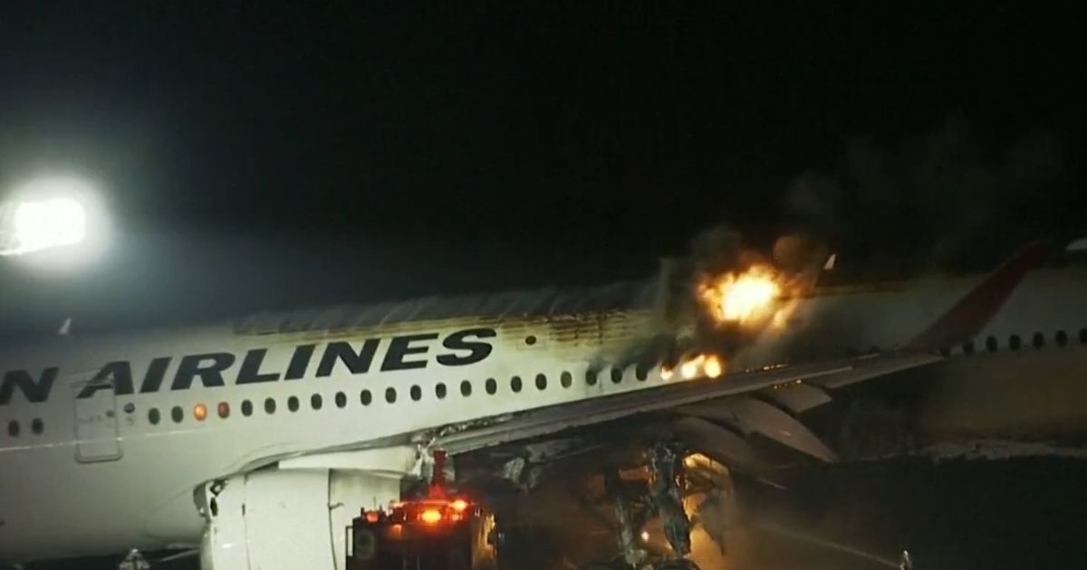 Σώοι οι 367 επιβάτες-Στις φλόγες επιβατικό αεροπλάνο στο αεροδρόμιο του ...