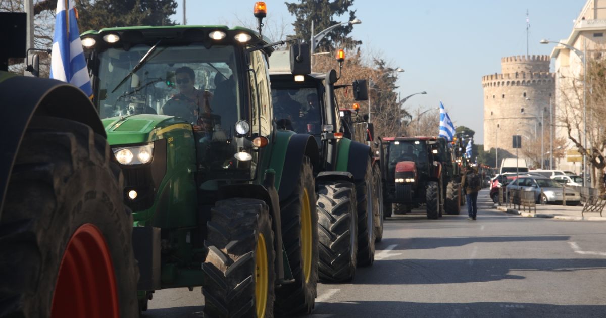 Protesting farmers driving their tractors into Thessaloniki | Ειδησεις ...