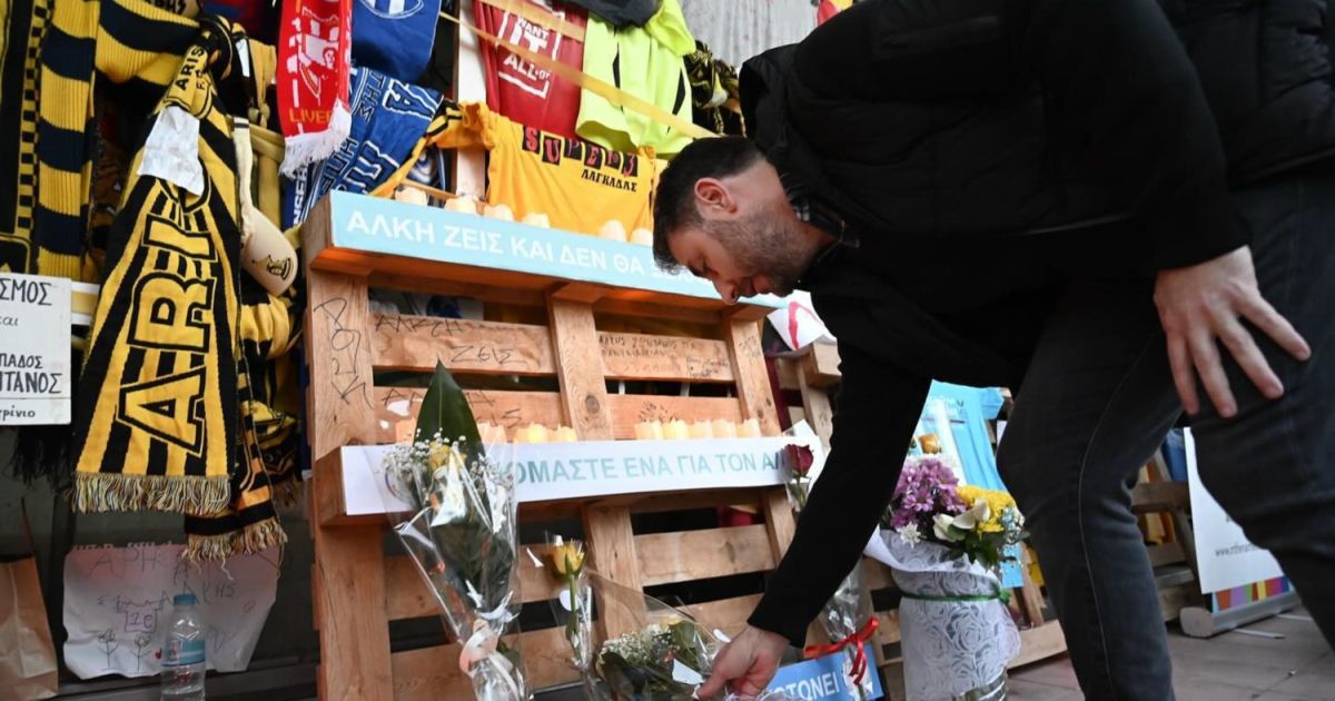 Ο Νίκος Ανδρουλάκης απέτισε φόρο τιμής στη μνήμη του Άλκη Καμπανού ...