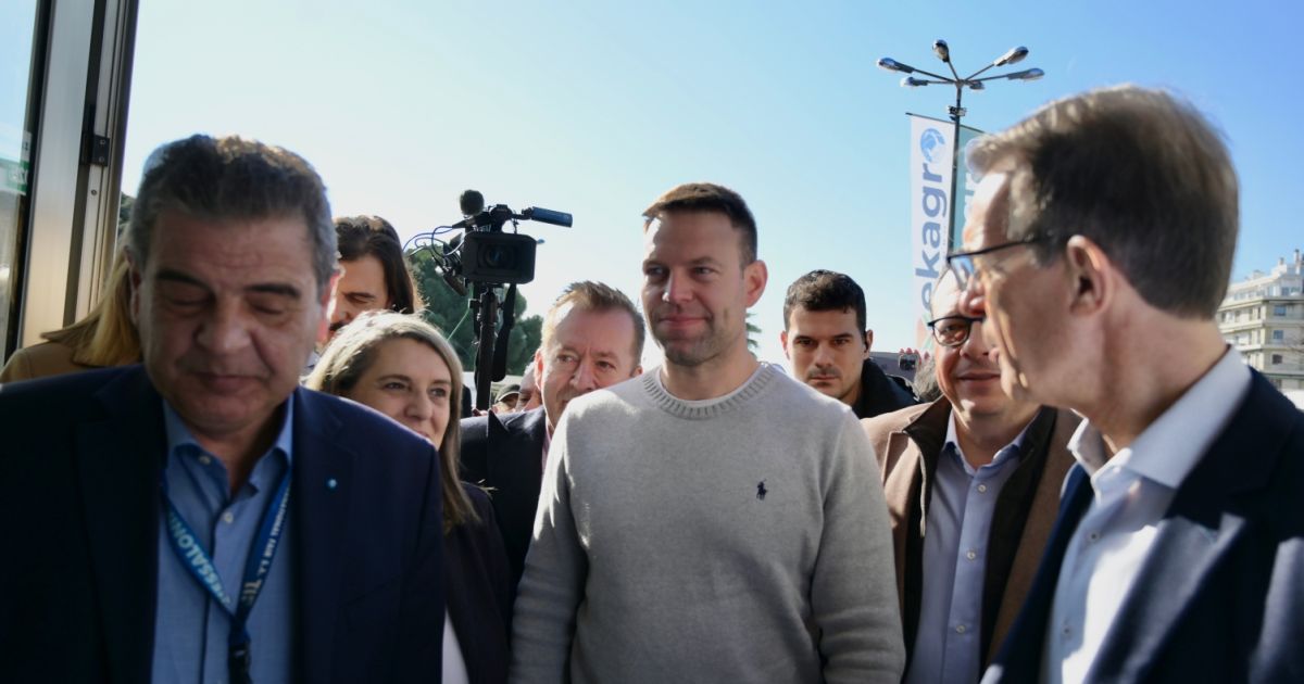 Στην Καρδίτσα ο Στέφανος Κασσελάκης: Ανέβηκε σε τρακτέρ του μπλόκου ...