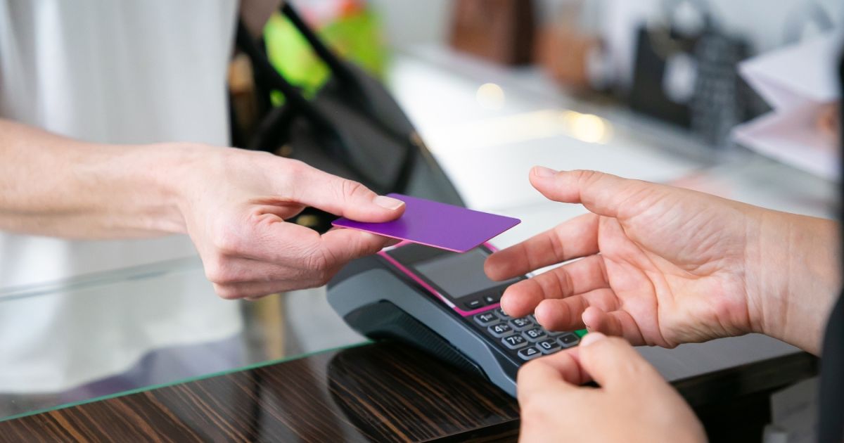 POS στο λιανεμπόριο από Δευτέρα σε ταξί, περίπτερα, ψιλικατζίδικα και ...