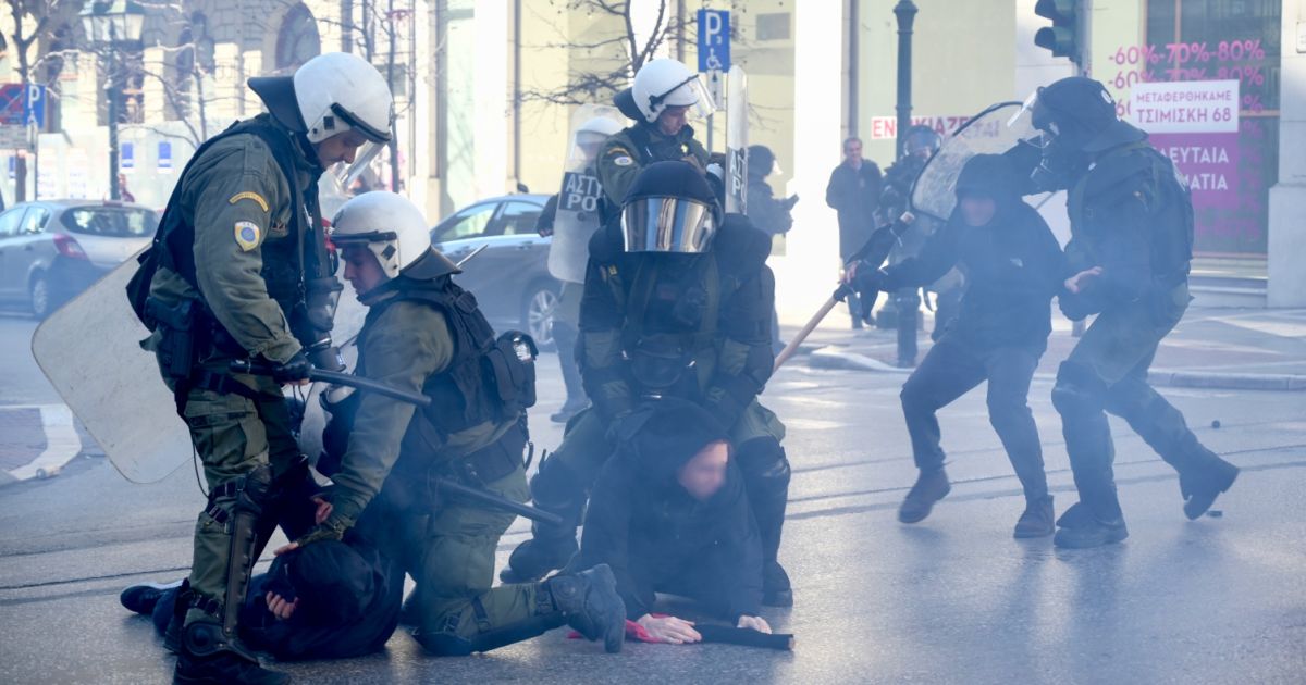 Θεσσαλονίκη: Επεισόδια με πέτρες και χημικά στο ΑΠΘ - Τα ΜΑΤ μπήκαν στο ...