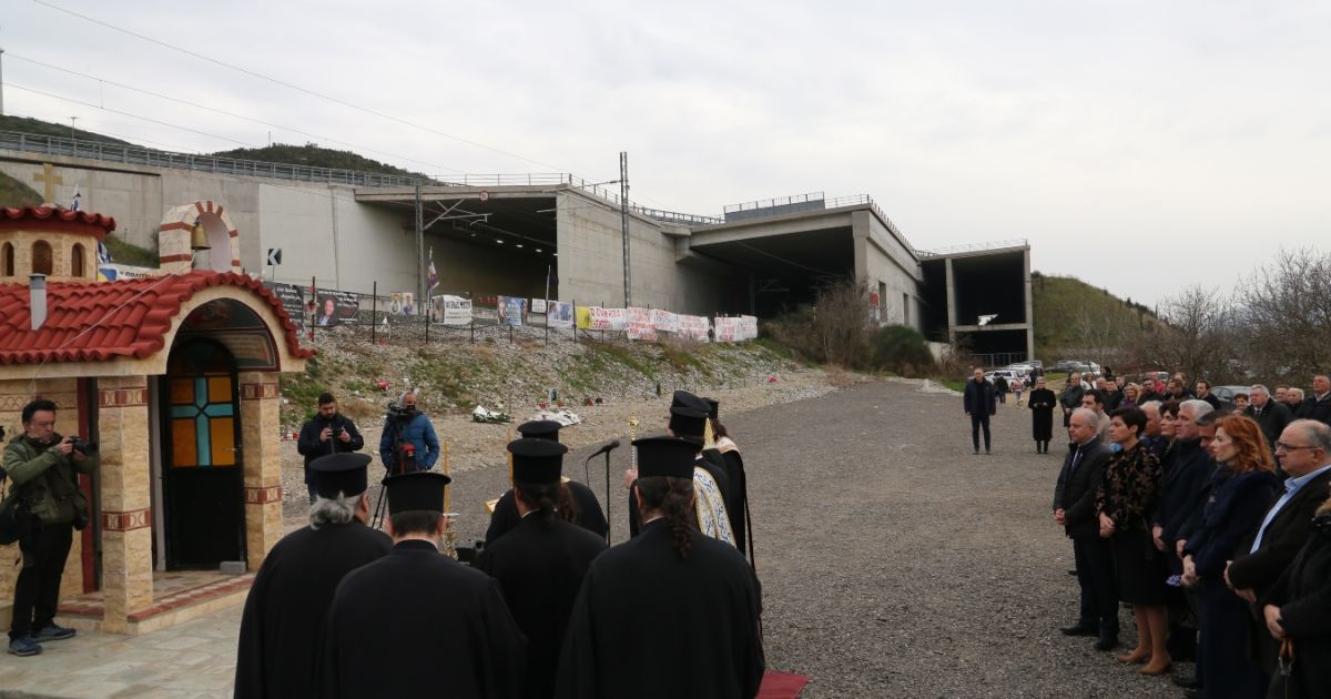 Τέμπη: Σε κλίμα συγκίνησης τελέστηκε τρισάγιο για τα θύματα του ...