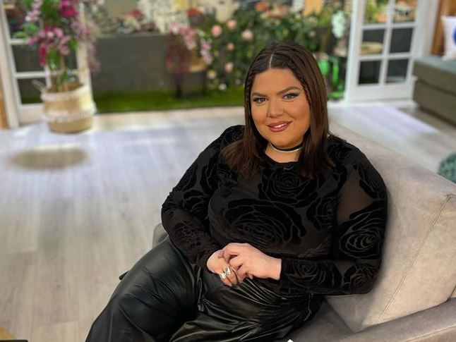 Δανάη Μπάρκα: Αγνώριστη η παρουσιάστρια - Με μακριά ξανθά μαλλιά το νέο ...