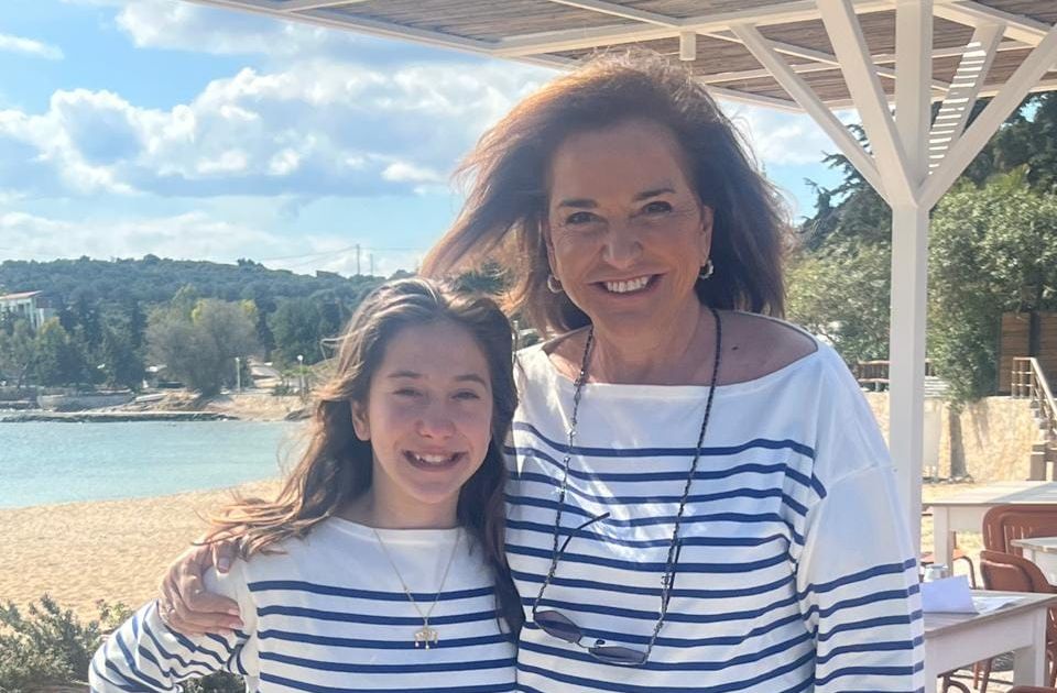 Ντόρα Μπακογιάννη: Με την εγγονή της ντυμένες ναυτάκια στη θάλασσα ...