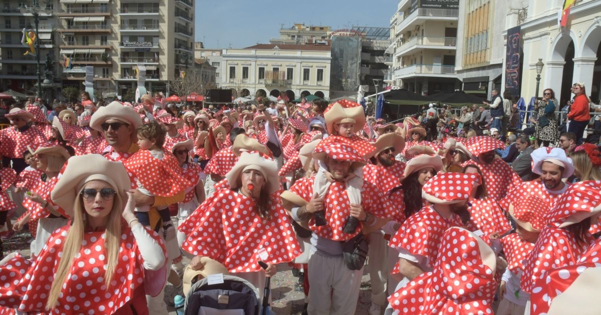 Η Πάτρα φόρεσε τα γιορτινά της και είναι έτοιμη για το φετινό καρναβάλι ...