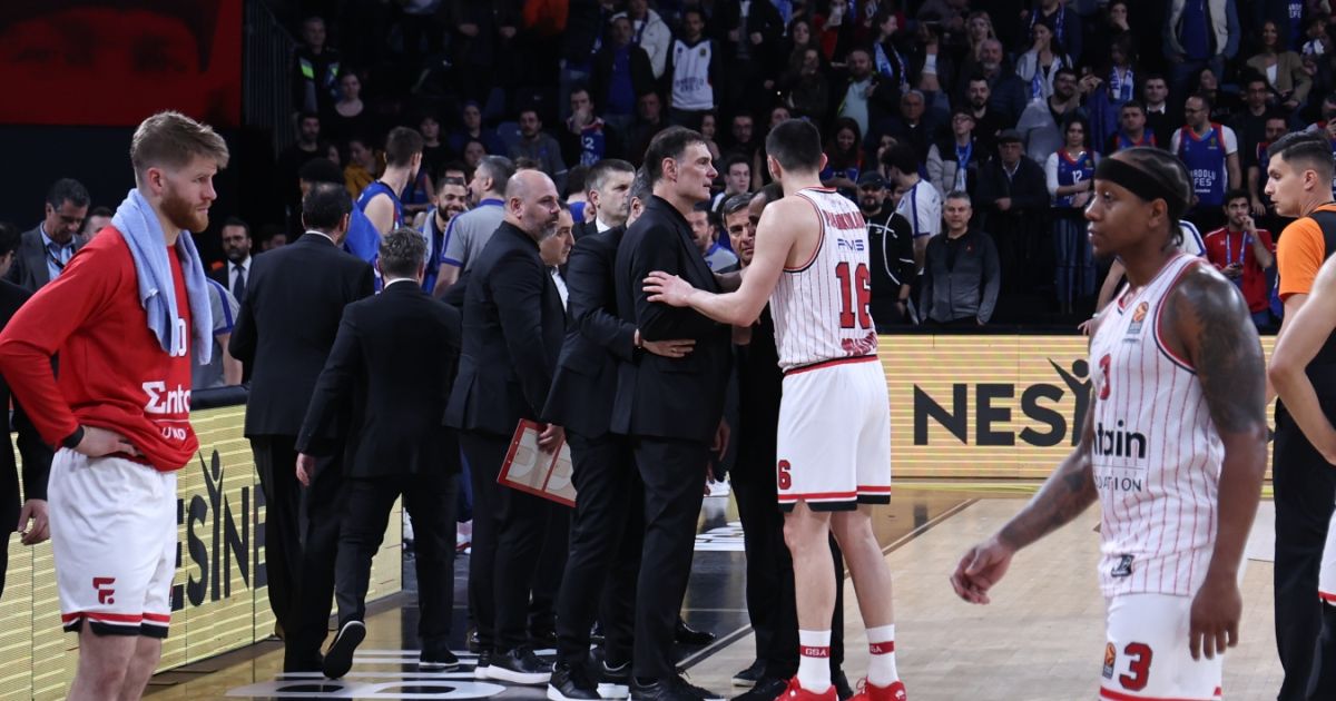 Euroleague: Χαμός με Μπαρτζώκα στο φινάλε του αγώνα Εφές - Ολυμπιακός ...
