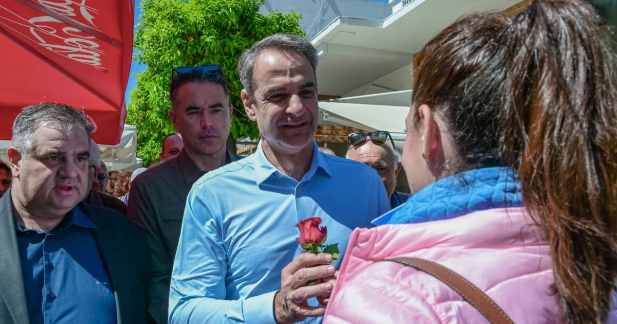 Μητσοτάκης στο Μοσχάτο: Οι selfies και τα χαμόγελα με τους πολίτες [vid ...