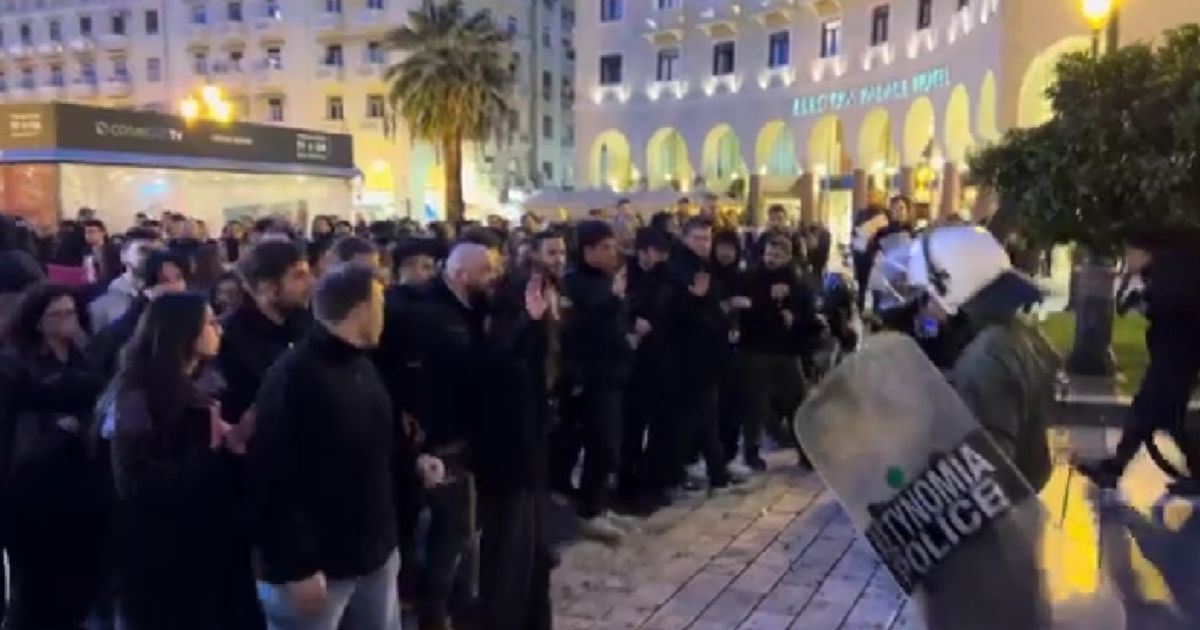 Θεσσαλονίκη: Αστυνομικοί απώθησαν διαδηλωτές έξω από το Ολύμπιον λόγω ...