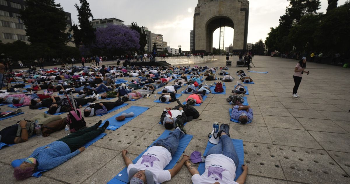Εκατοντάδες Μεξικανοί συμμετείχαν σε «μαζική σιέστα», με αφορμή την ...