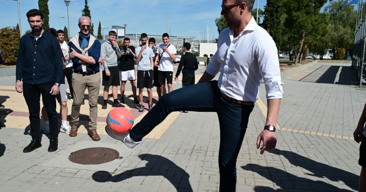 Ο Κασσελάκης έπαιξε μπάντμιντον και πινγκ πονγκ σε πανελλήνιο σχολικό ...