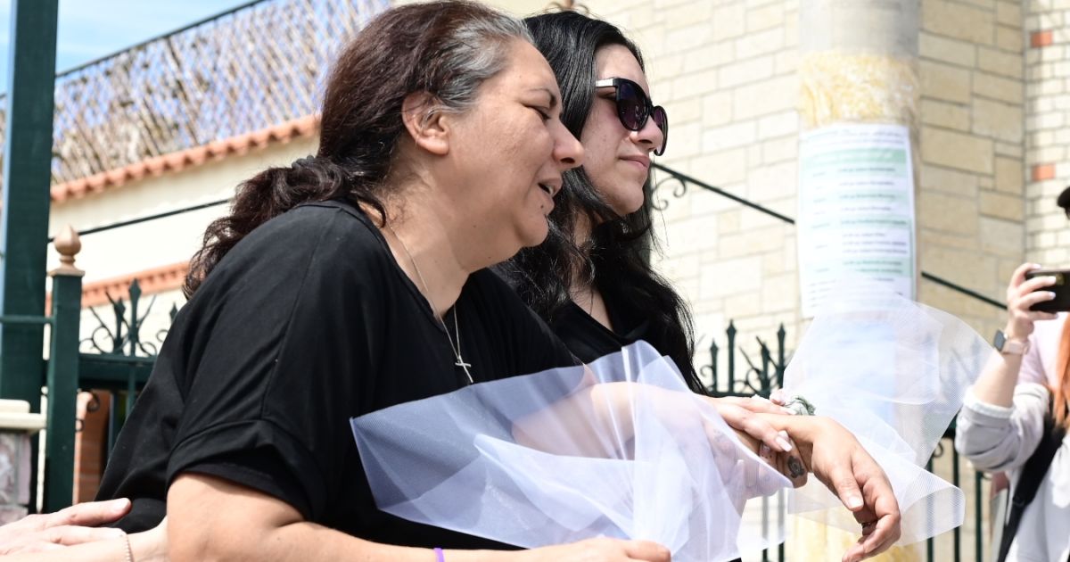 «Το παιδί μου»–Σπαραγμός στην κηδεία της 28χρονης,κατέρρευσε η μητέρα ...