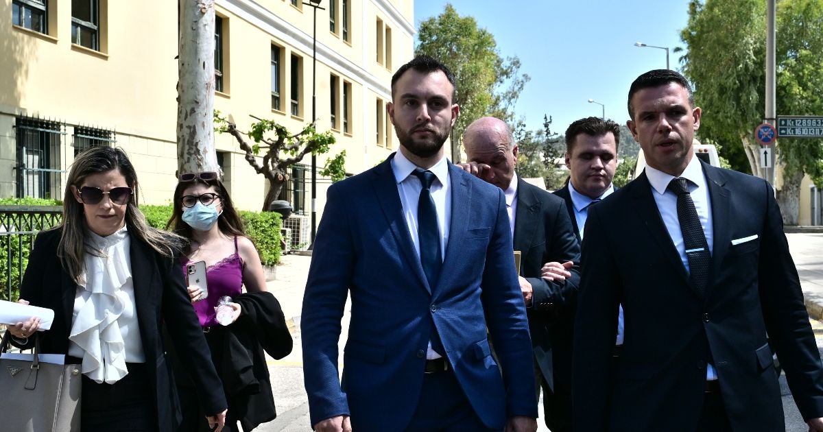 Ξυλοδαρμός στη Βουλή: Ελεύθερος αφέθηκε ο Φλώρος με τον όρο να μην ...