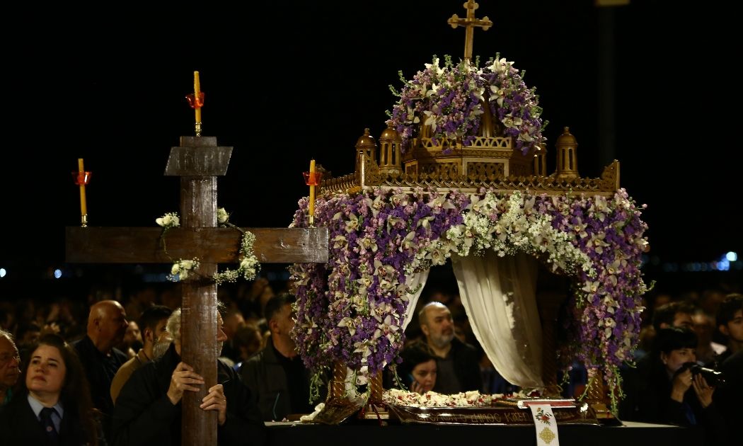 Θεσσαλονίκη: Συγκίνηση στην περιφορά πέντε Επιτάφιων -Ενώθηκαν στην ...