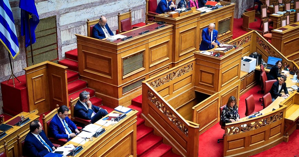 Κόντρα Μητσοτάκη – Βελόπουλου στη Βουλή: «Σε δύο λεπτά είπατε απίστευτα ...