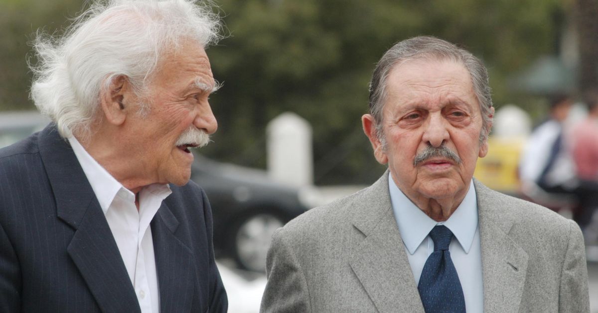 Σαν σήμερα Μανώλης Γλέζος & Λάκης Σάντας κατέβασαν τη γερμανική σημαία ...