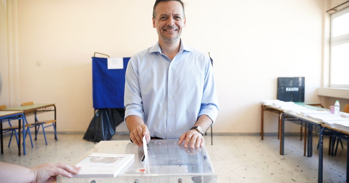 Ψήφισε ο δήμαρχος Αθηναίων Χάρης Δούκας: “Πρώτα κάλπη, μετά παραλία ...