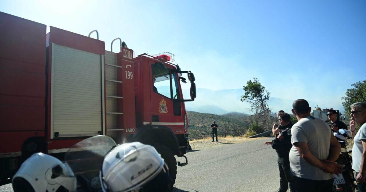 Φωτιά στην Κερατέα: Καίγονται σπίτια - Μήνυμα 112 για εκκένωση σε έξι ...