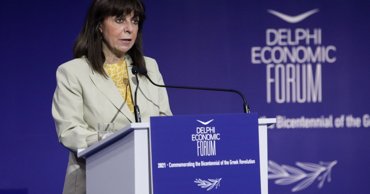 Η Κ. Σακελλαροπούλου στο Αρχιερατικό Μνημόσυνο για τους πεσόντες στην ...