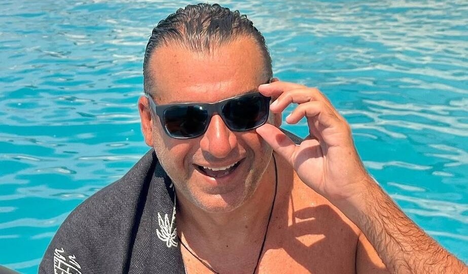 Γιώργος Λιάγκας: Αγκαλιά με τους γιους του στην παραλία στην Τήνο! Η ...