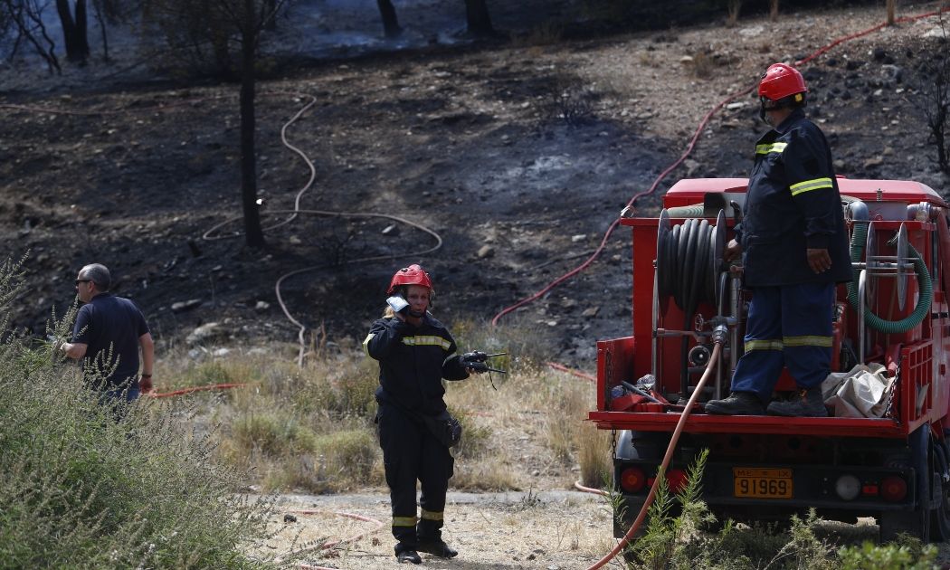 Πυρκαγιά στα Γλυκά Νερά κοντά στον οικισμό - Σηκώθηκαν εναέρια μέσα ...