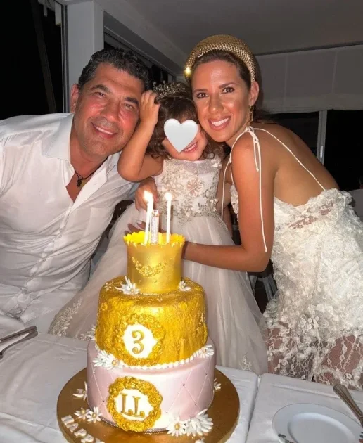 Ιωάννης Λύρας: Σπανία εικόνα - Η βουτιά στην πισίνα με την πεντάχρονή ...