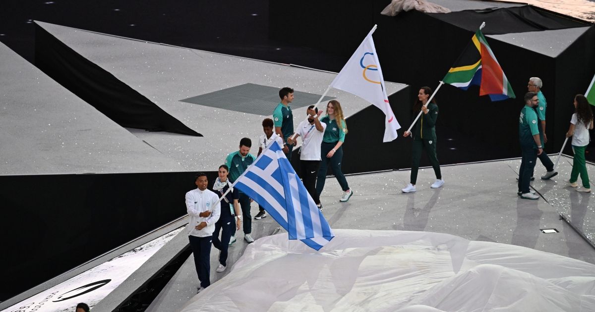 Ολυμπιακοί Αγώνες: Η είσοδος Καραλή-Πλατανιώτη με την ελληνική σημαία ...