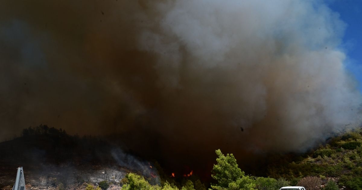 Φωτιά στην Αττική: Εκτροπές κυκλοφορίας από την Τροχαία | Ειδησεις ...