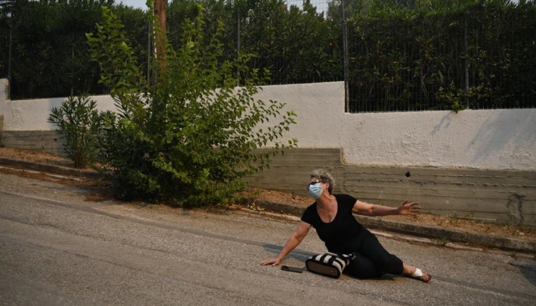 Φωτογραφία σοκ από τη φωτιά στην Αττική: Γυναίκα πεσμένη στον δρόμο ...