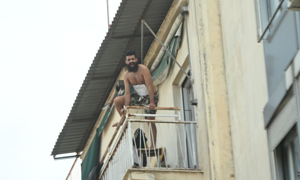 Άνδρας σε κατάσταση αμόκ στο κέντρο της Αθήνας, απειλεί να ανατινάξει ...
