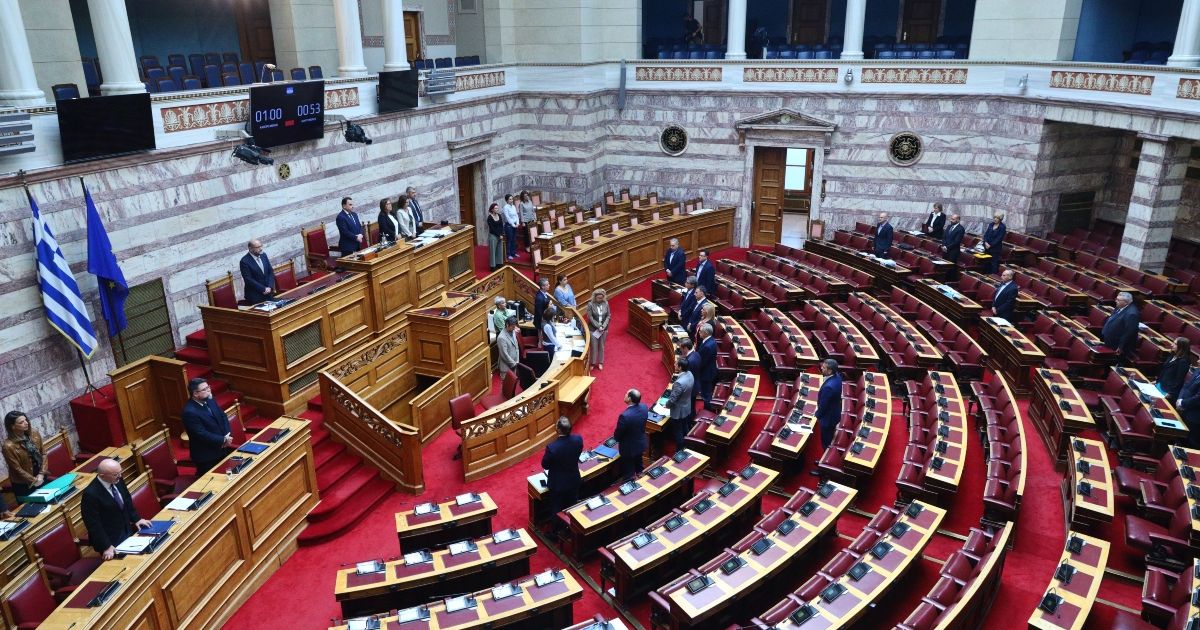 Πυκνώνουν τα παράπονα και τα μηνύματα των γαλάζιων βουλευτών | Ειδησεις ...