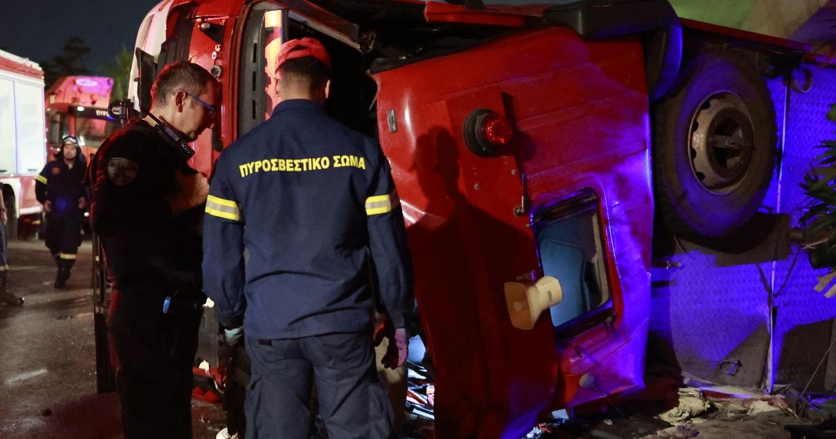 Τραγωδία στον Ασπρόπυργο: Ανετράπη πυροσβεστικό όχημα - Ένας νεκρός και ...