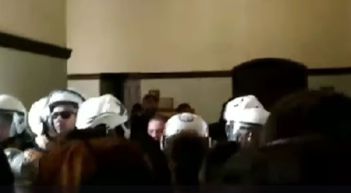 ΑΠΘ: ''Πόλεμο'' έκαναν οι φοιτητές που απέκλεισαν τον πρύτανη-Πετούσαν ...