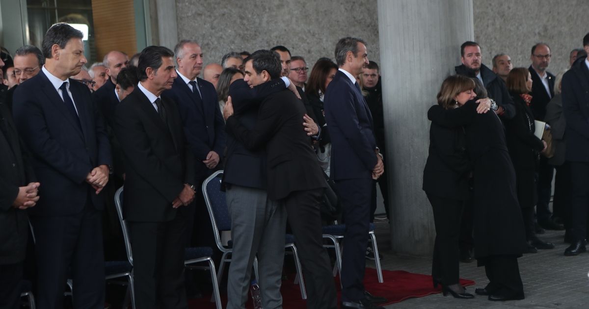Συγκίνηση στην κηδεία του Γιάννη Μπουτάρη -Φίλοι, πολιτικοί και ...