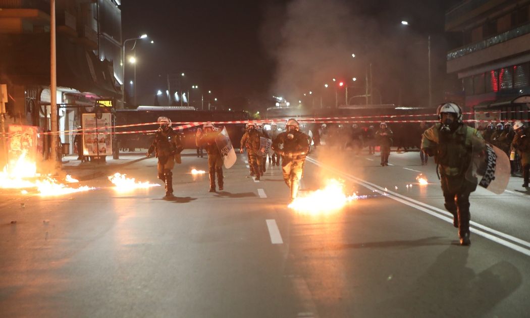 Θεσσαλονίκη: Επεισόδια στην πορεία για το Πολυτεχνείο - Έκαψαν σημαίες ...
