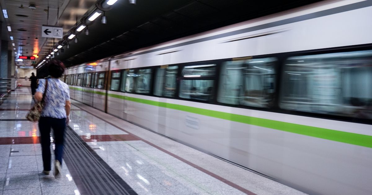 Το σενάριο της εγκατάστασης κλιματισμού στους παλιούς συρμούς του μετρό ...